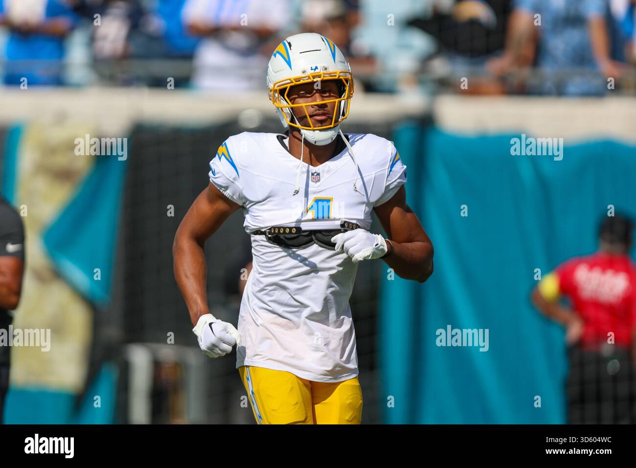Los Angeles Chargers wide receiver Quentin Johnston (1) warms up before ...