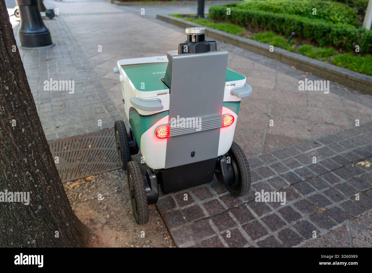 Serve Robotics autonomous delivery robot on the streets of downtown ...