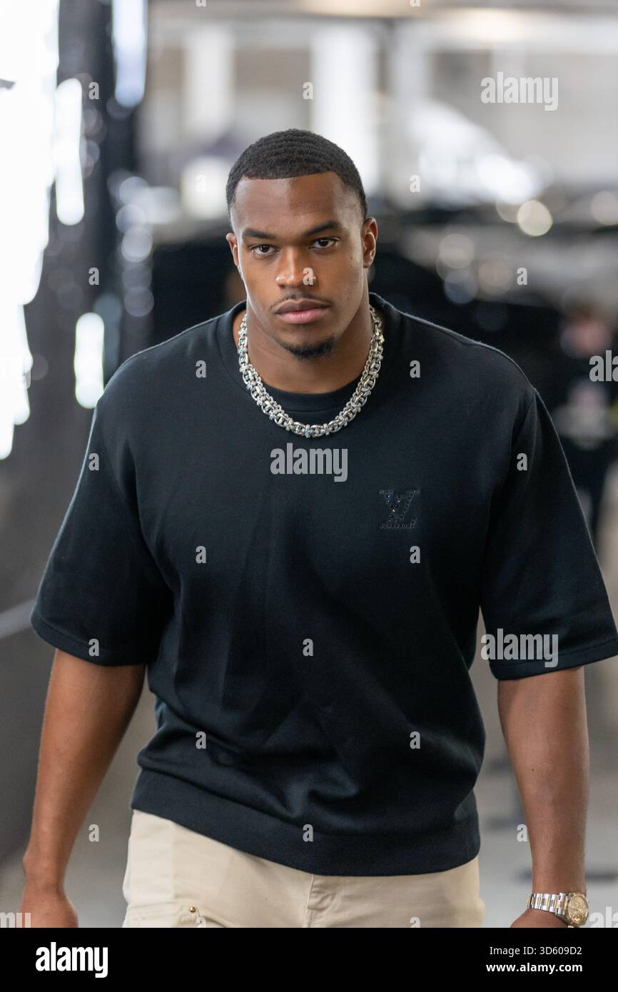 Las Vegas Raiders defensive end Tyree Wilson (9) enters the stadium ...