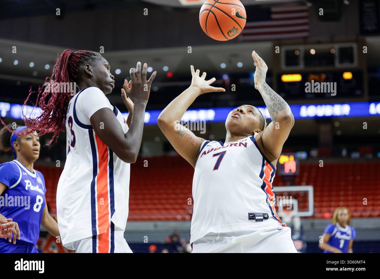 Auburn's A'riel Jackson (7) grabs a rebound during the first half of an ...