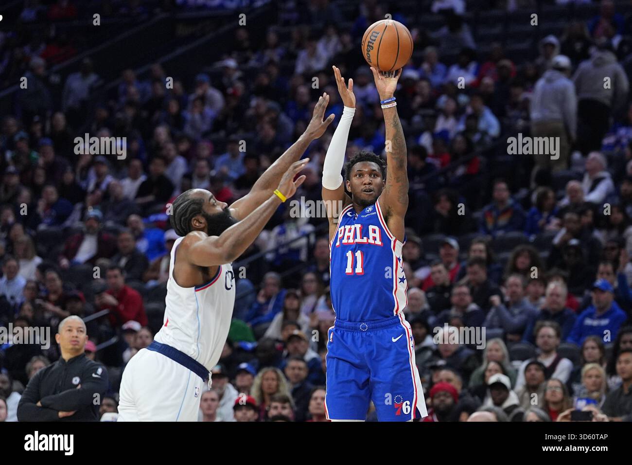 Philadelphia 76ers' Justin Edwards (11) goes up to shoot against Los ...