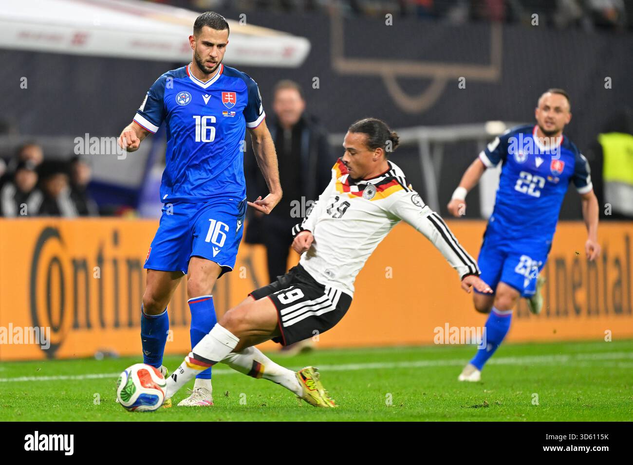 (251118) -- LEIPZIG, Nov. 18, 2025 (Xinhua) -- Leroy Sane (C) of ...