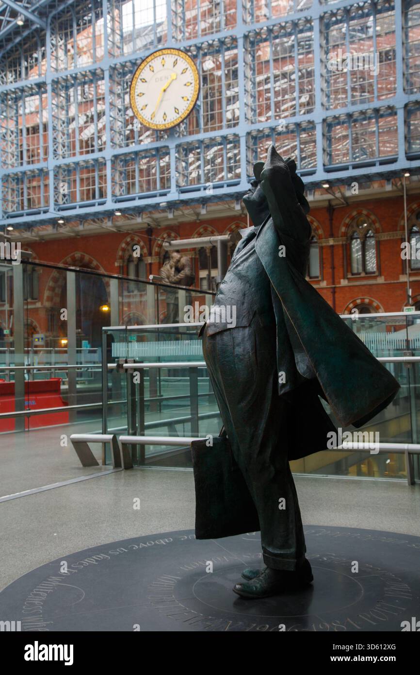 The Sir John Betjeman statue Inside St Pancras International railway ...
