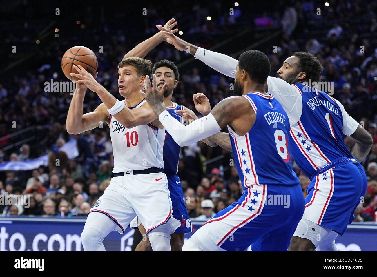 Los Angeles Clippers' Bogdan Bogdanović (10) looks to pass the ball ...