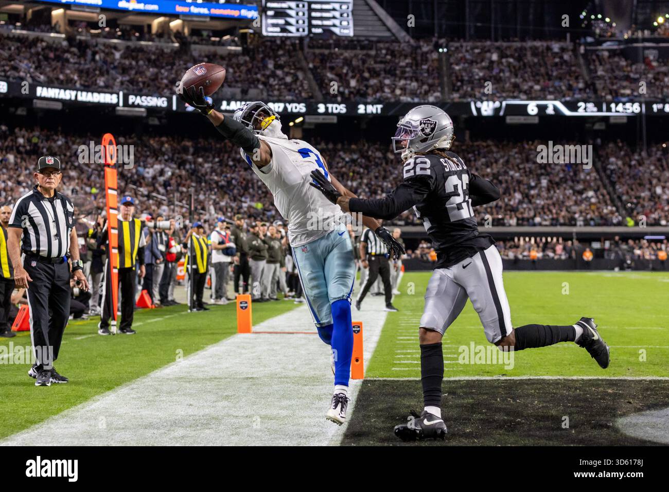 Dallas Cowboys wide receiver George Pickens (3) catches a pass with one ...