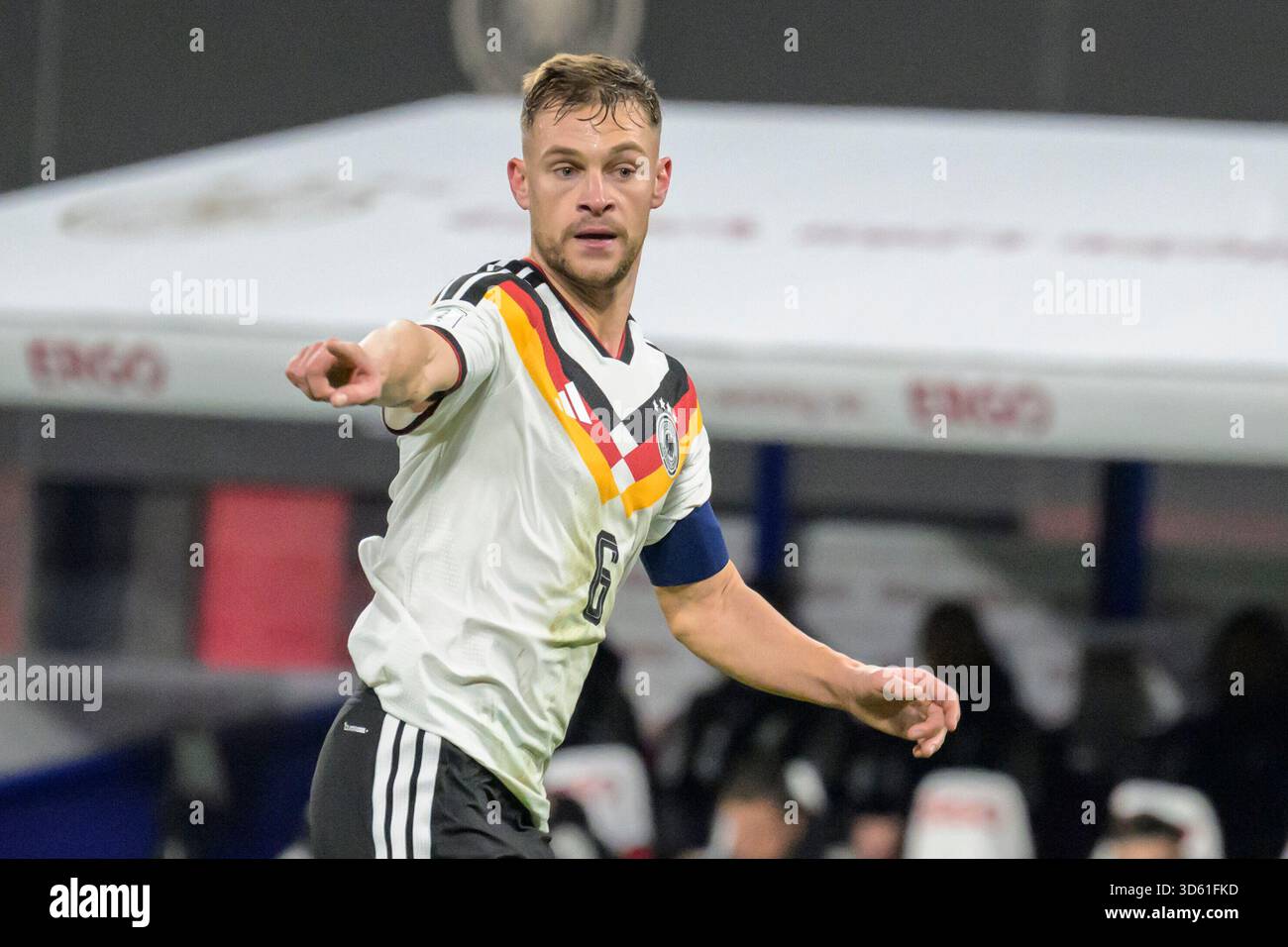 left to right: Joshua Kimmich (GER, 06), shows the position to play the ...