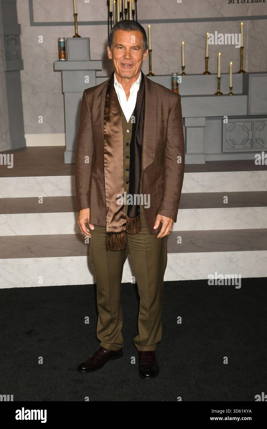 LOS ANGELES, CALIFORNIA - NOVEMBER 17: Josh Brolin at the premiere of ...
