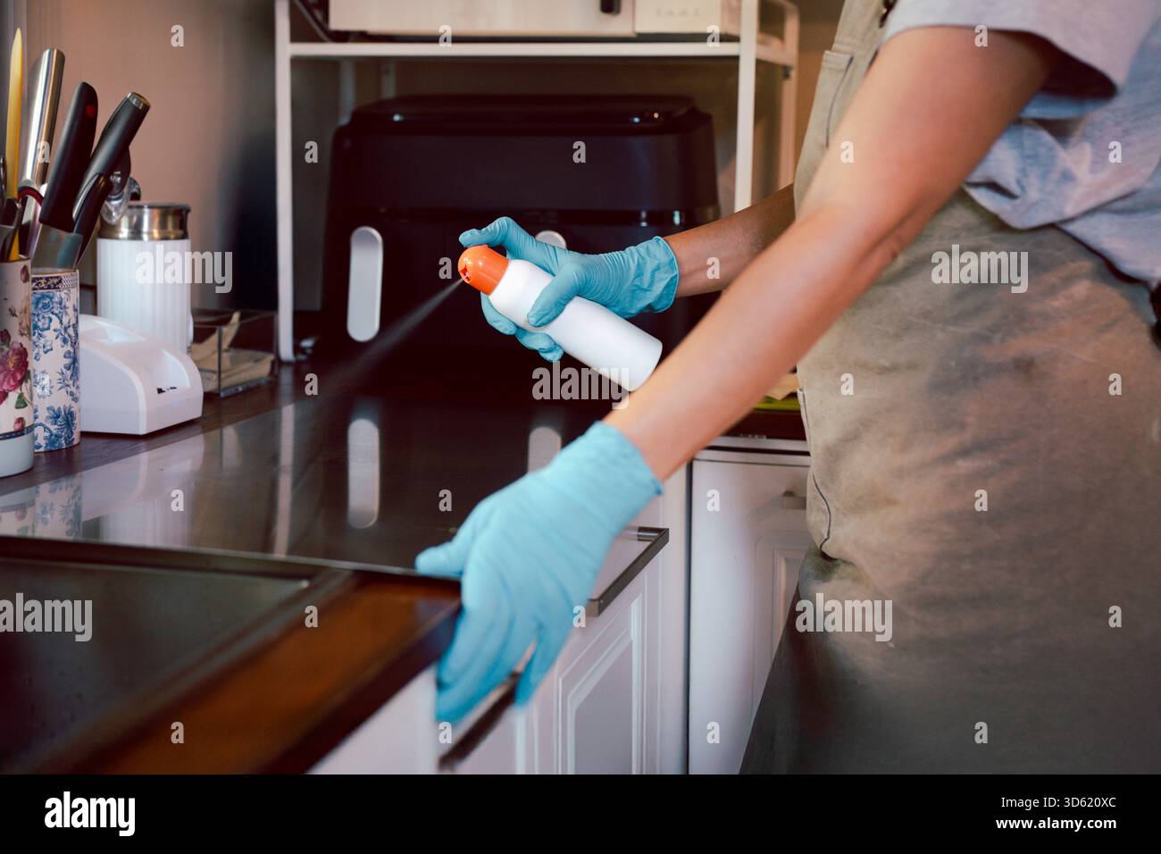 Oil spray baking hi-res stock photography and images - Alamy