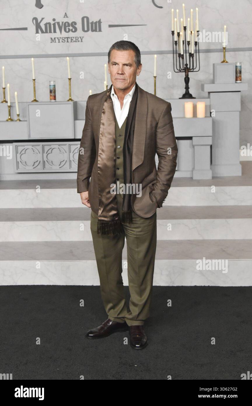 Josh Brolin at arrivals for WAKE UP DEAD MAN: A KNIVES OUT MYSTERY ...