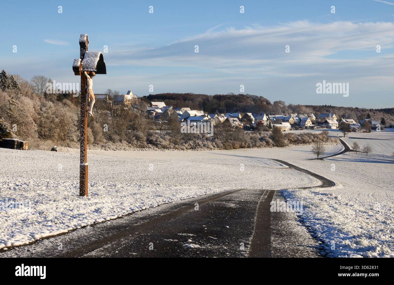 18 November 2025, Baden-Württemberg, Langenenenslingen: Snow lies on a ...