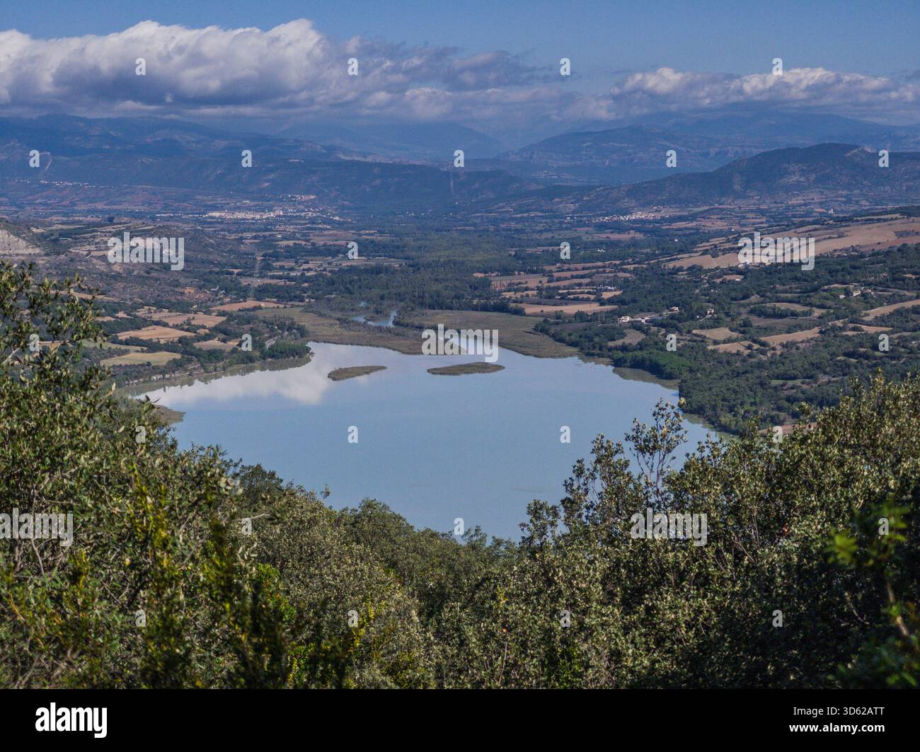 Terradets reservoir, path to Roca Regina and the Bosc ravine, Montsec ...