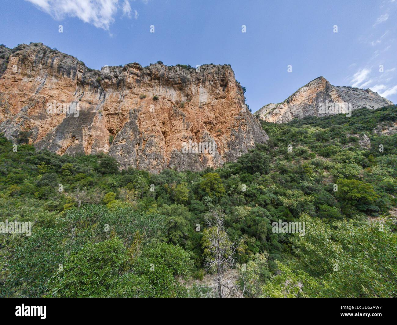 Terradets reservoir dam, path to Roca Regina and the Bosc ravine ...
