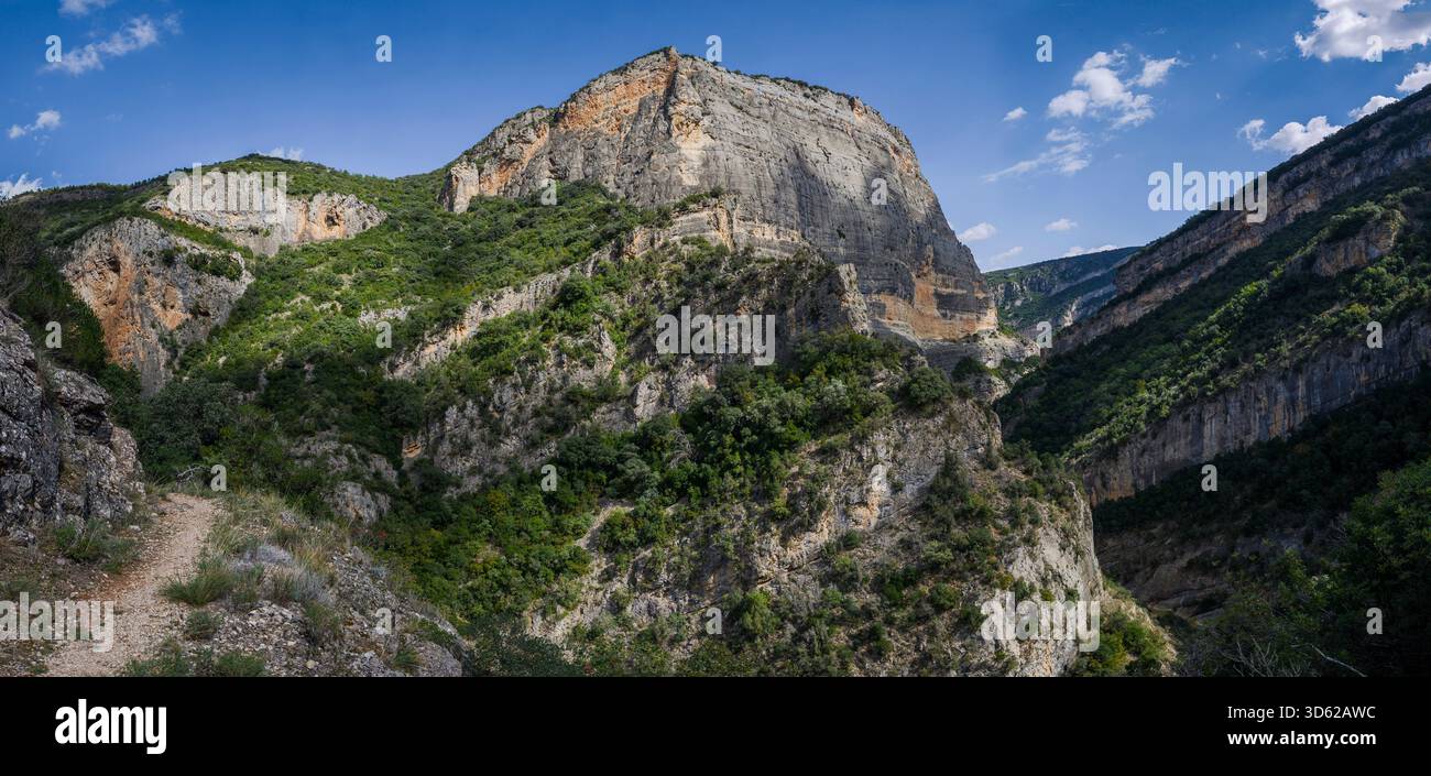 Terradets reservoir dam, path to Roca Regina and the Bosc ravine ...