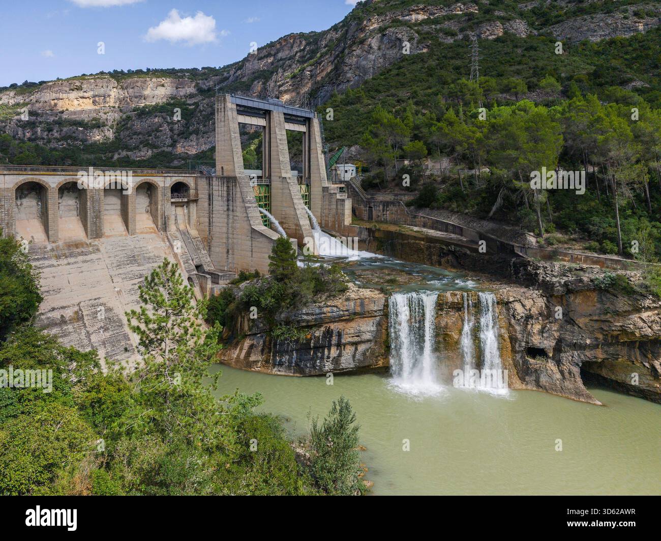 Terradets reservoir dam, path to Roca Regina and the Bosc ravine ...