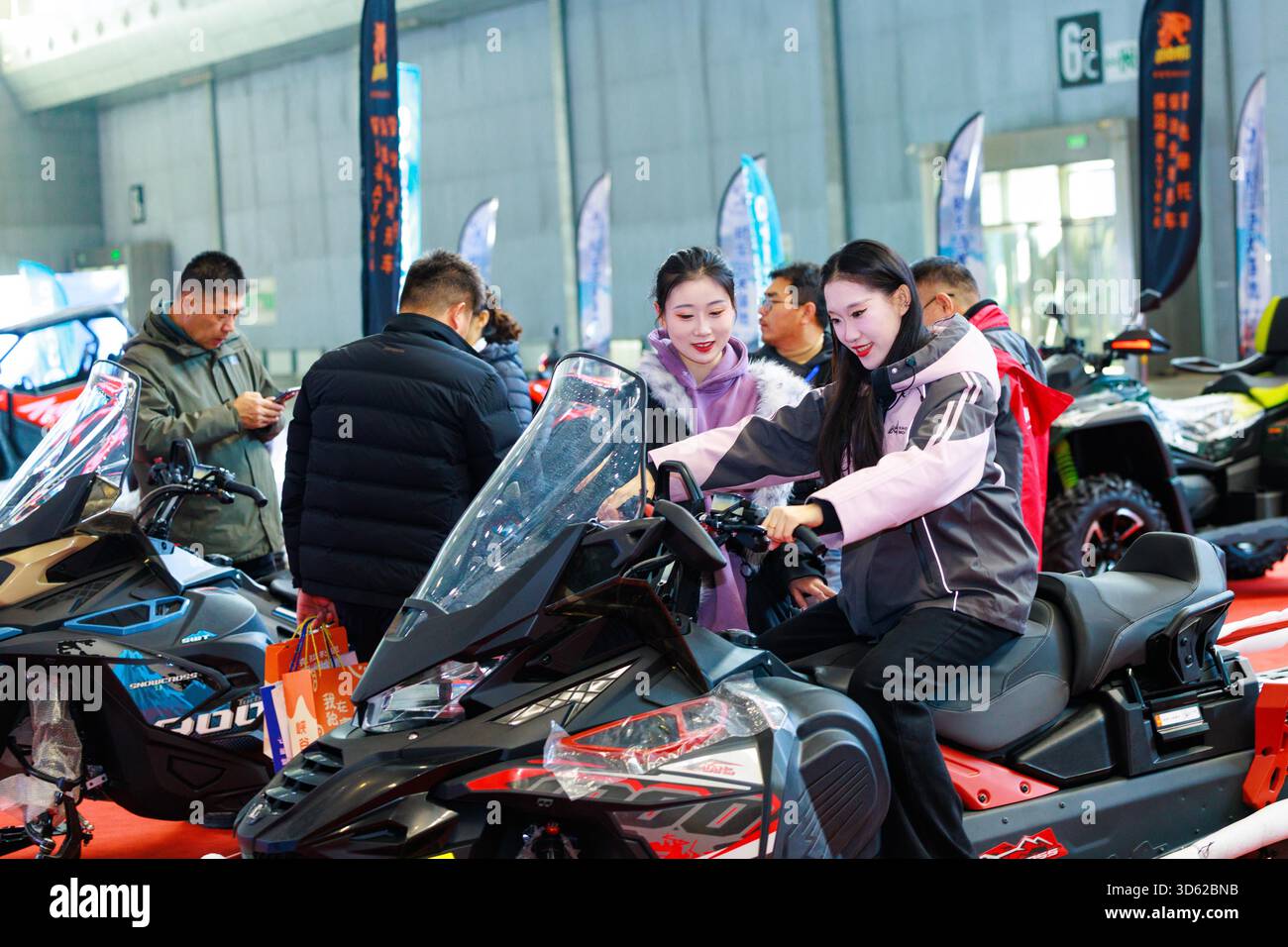 People visit the 19th Xinjiang Winter Tourism Industry Trade Expo in ...