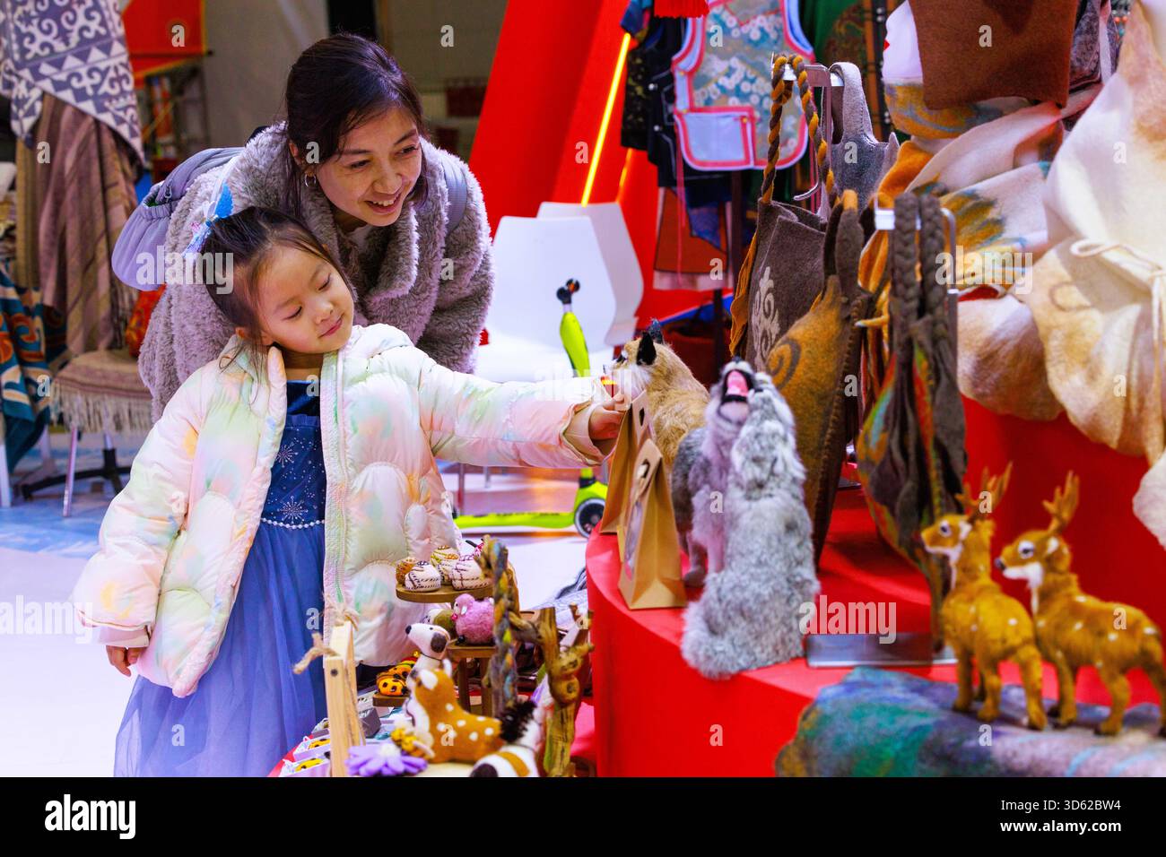 People visit the 19th Xinjiang Winter Tourism Industry Trade Expo in ...