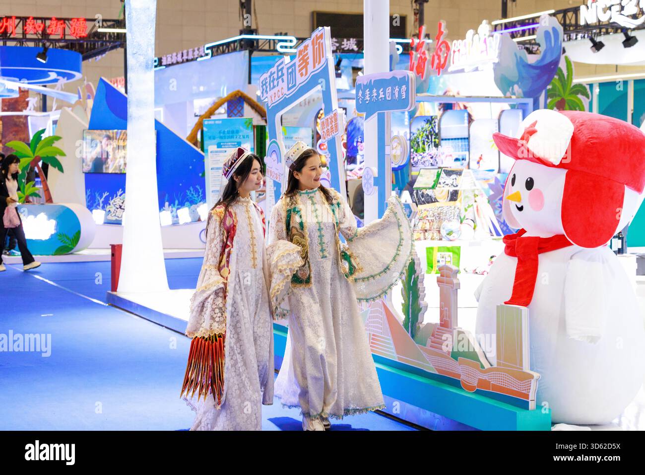 People visit the 19th Xinjiang Winter Tourism Industry Trade Expo in ...