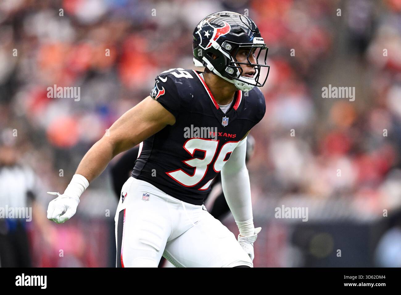 Houston Texans linebacker Henry To'oTo'o (39) defends in coverage ...