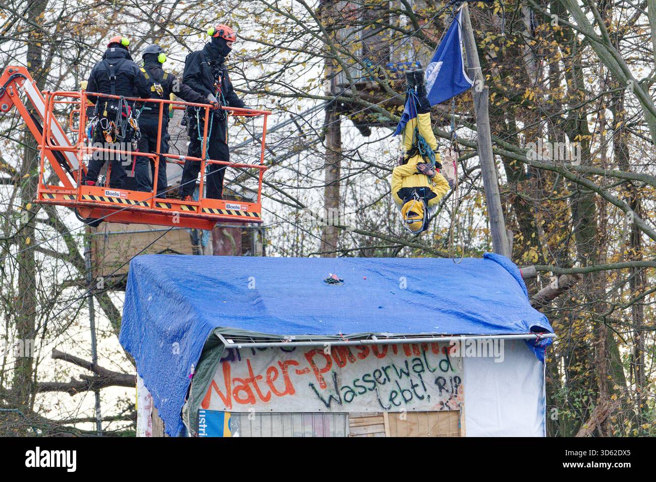 18 November 2025, North Rhine-Westphalia, Kerpen: Police officers take ...