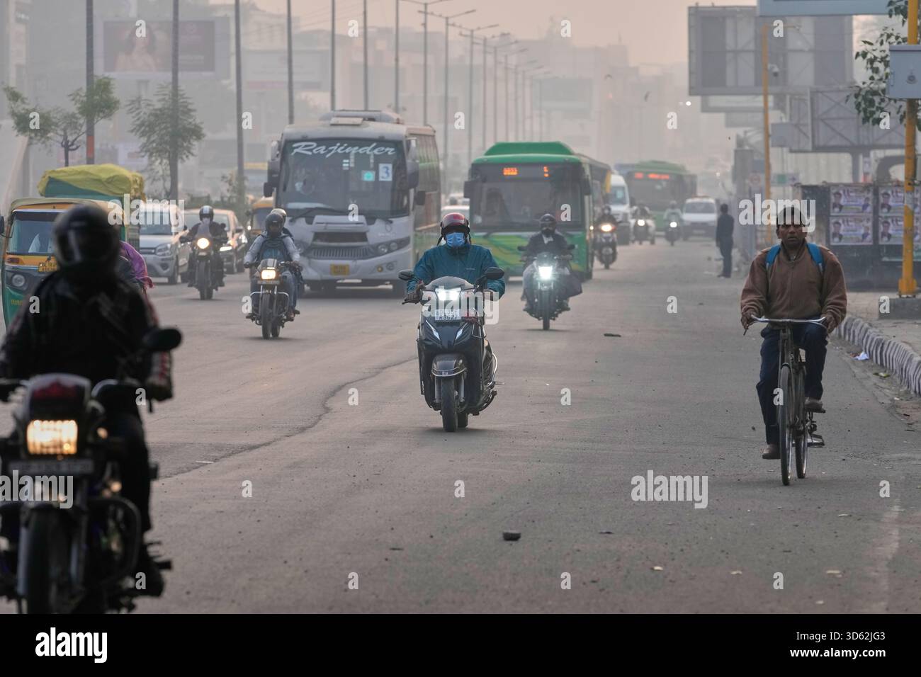 Commuters drive amidst early morning smog in New Delhi, India, Tuesday ...