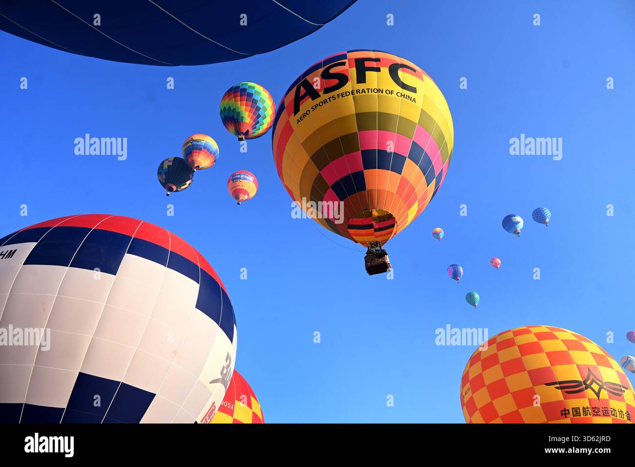 The 2025 National Hot Air Balloon Open kicks off in Jinhua City, east ...