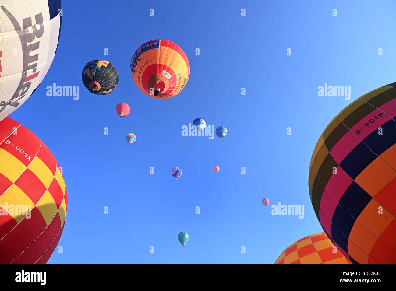 The 2025 National Hot Air Balloon Open kicks off in Jinhua City, east ...