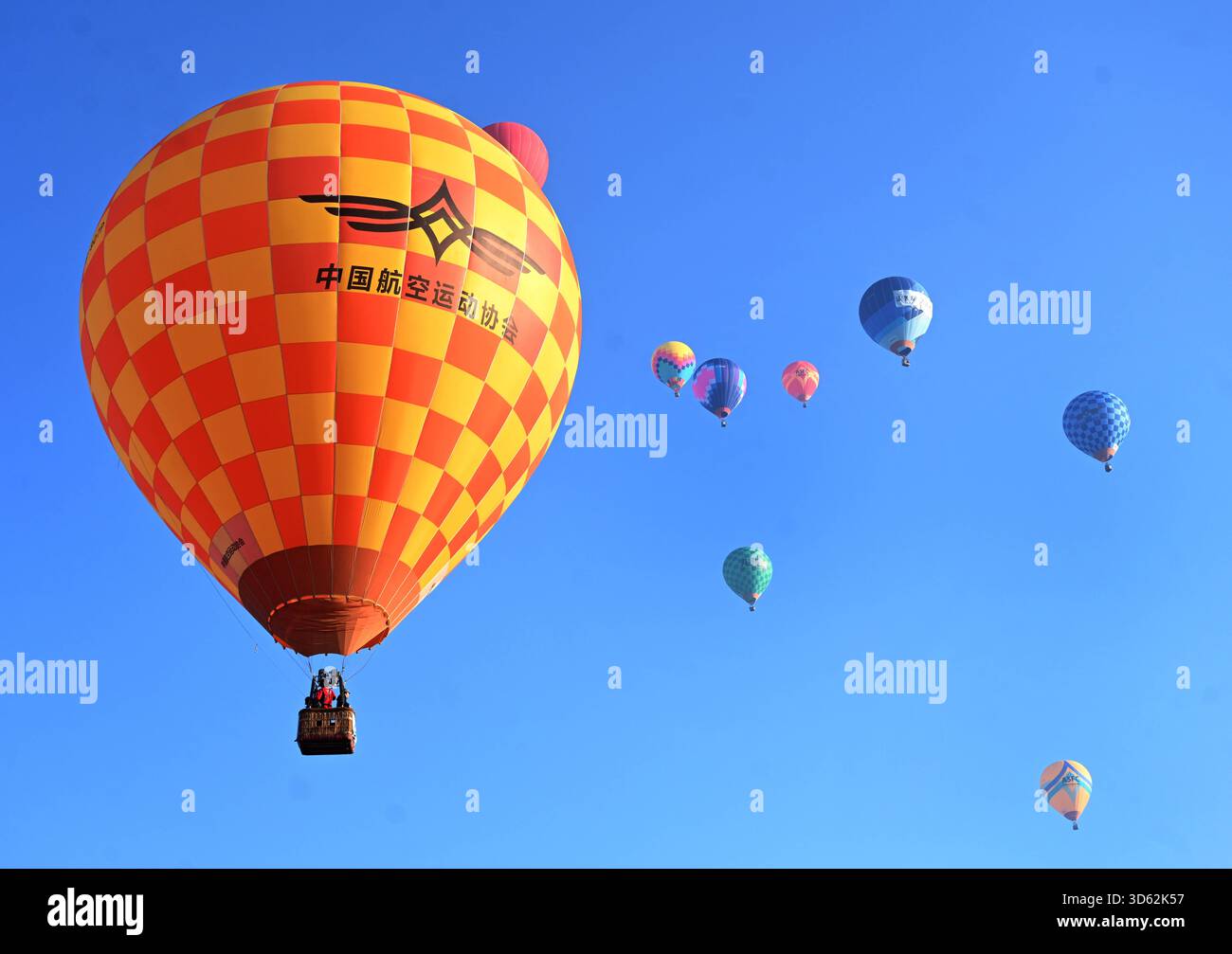 The 2025 National Hot Air Balloon Open kicks off in Jinhua City, east ...