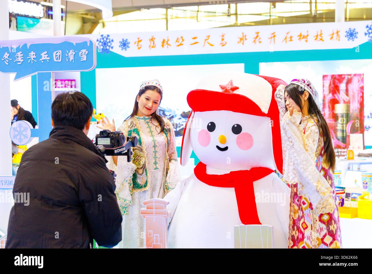 People visit the 19th Xinjiang Winter Tourism Industry Trade Expo in ...