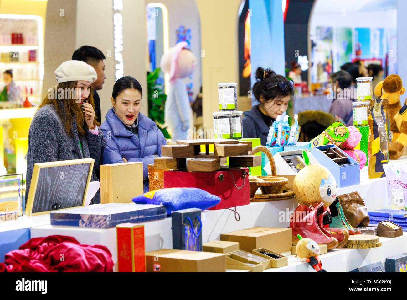 People visit the 19th Xinjiang Winter Tourism Industry Trade Expo in ...