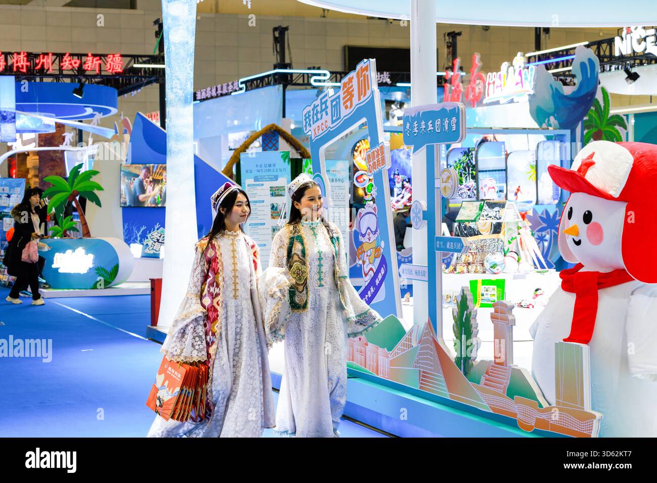 People visit the 19th Xinjiang Winter Tourism Industry Trade Expo in ...