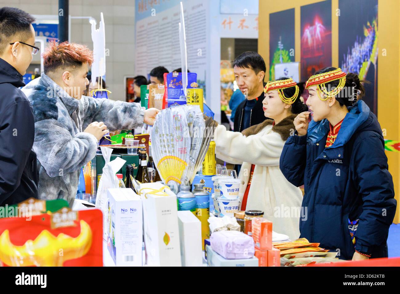 People visit the 19th Xinjiang Winter Tourism Industry Trade Expo in ...