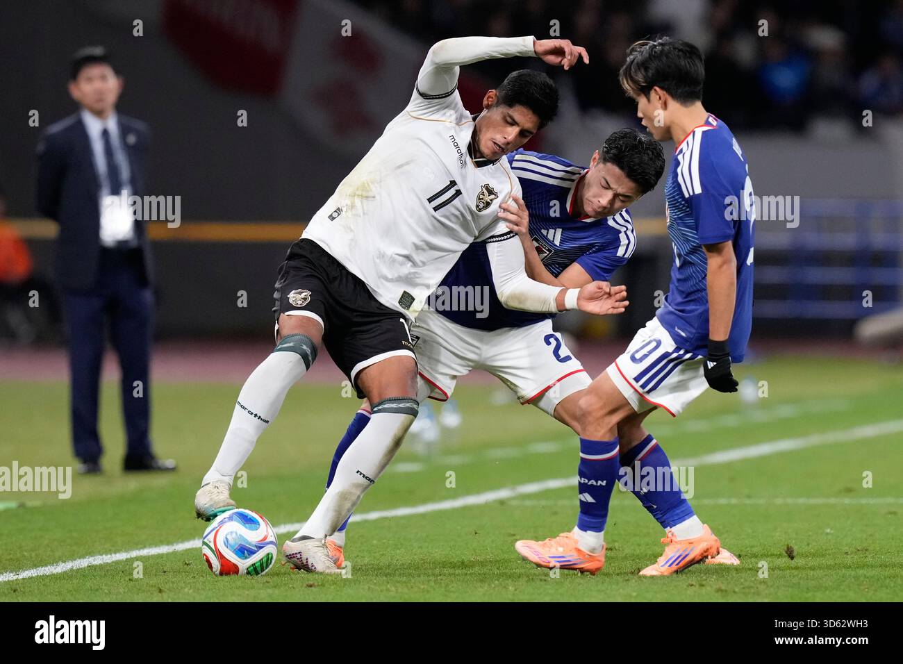 Bolivia's Fernando Nava, left, and Japan's Yukinari Sugawara, center ...