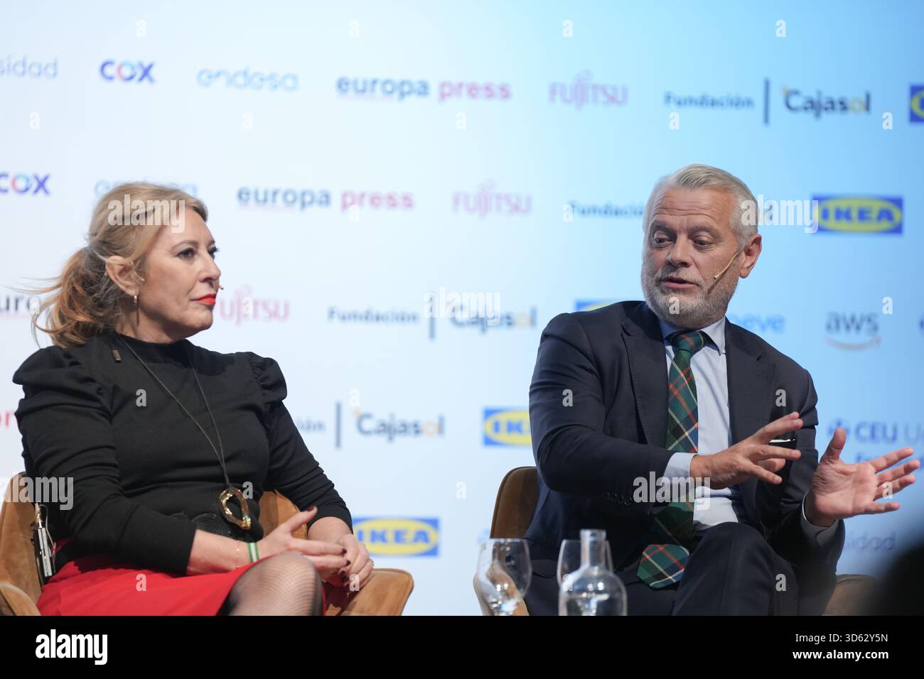 Cox's Country Manager Spain, Álvaro Polo, together with the Minister of ...