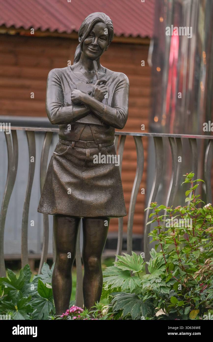 Bridget jones statue hi-res stock photography and images - Alamy
