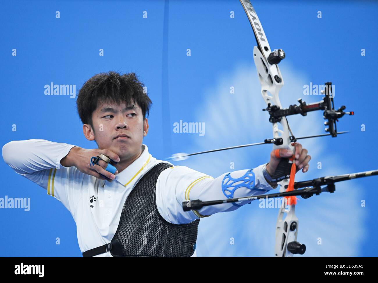 (251118) -- SHENZHEN, Nov. 18, 2025 (Xinhua) -- Kao Wenchao of Hubei ...