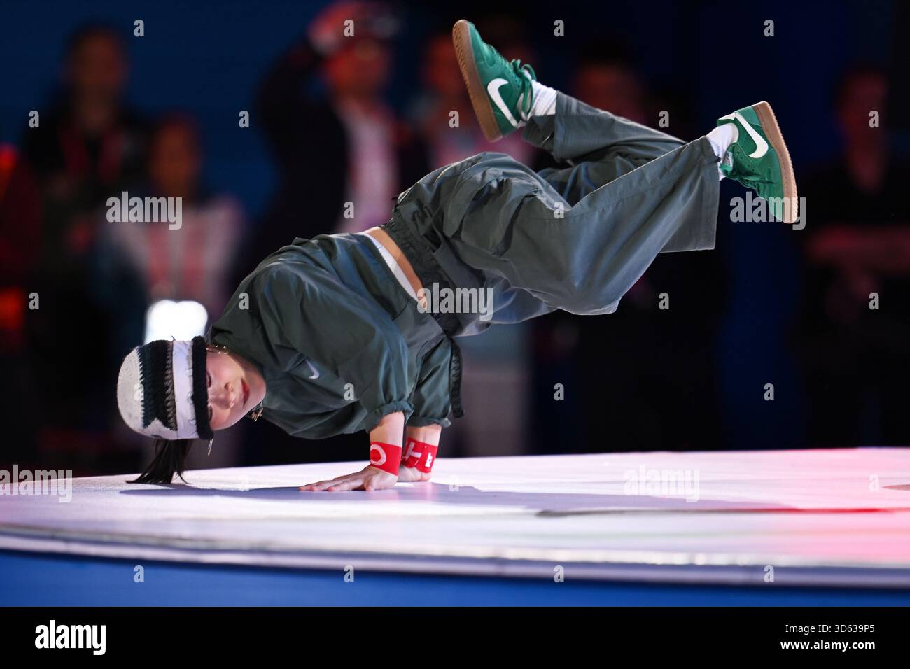 (251118) -- GUANGZHOU, Nov. 18, 2025 (Xinhua) -- Guo Pu performs during ...