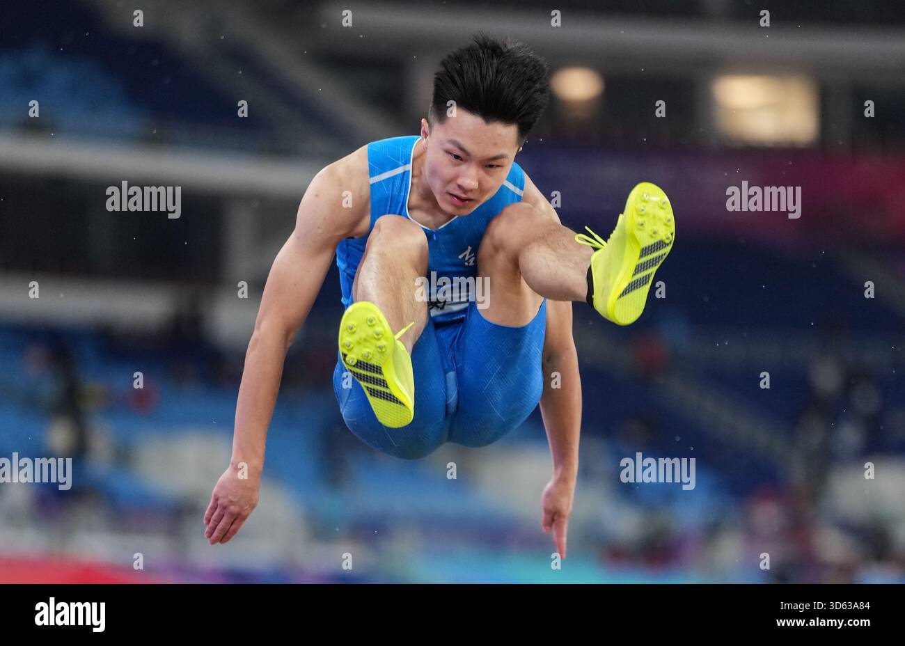 (251118) -- GUANGZHOU, Nov. 18, 2025 (Xinhua) -- Shu Heng of Jilin ...