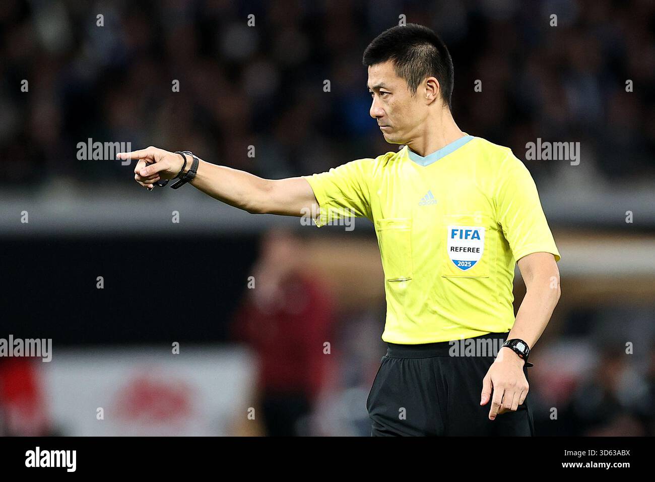 (251118) -- TOKYO, Nov. 18, 2025 (Xinhua) -- Referee Fu Ming is seen ...