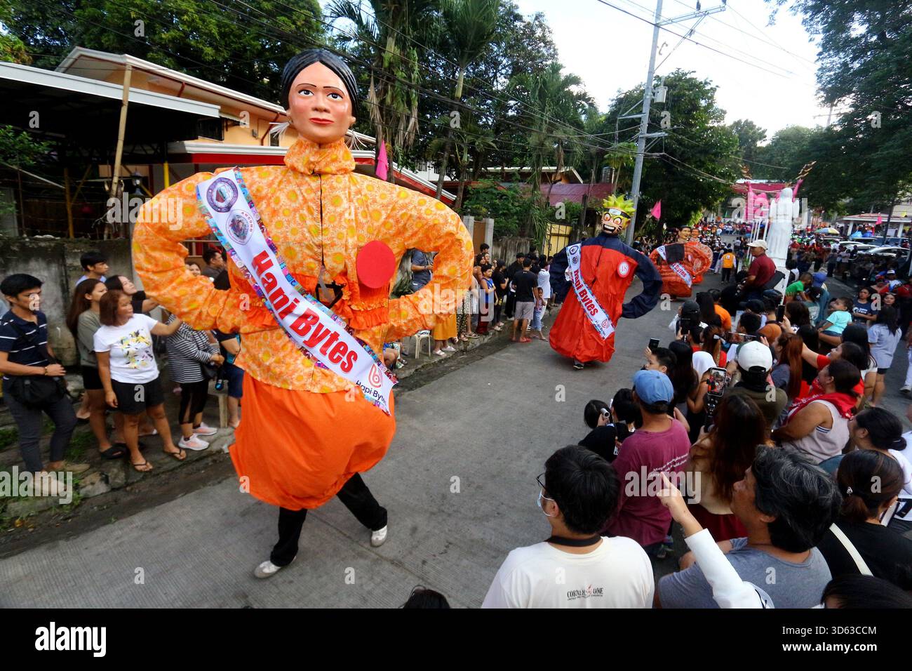 Angono, Philippines. 16th Nov, 2025. Higantes effigy walking on the ...