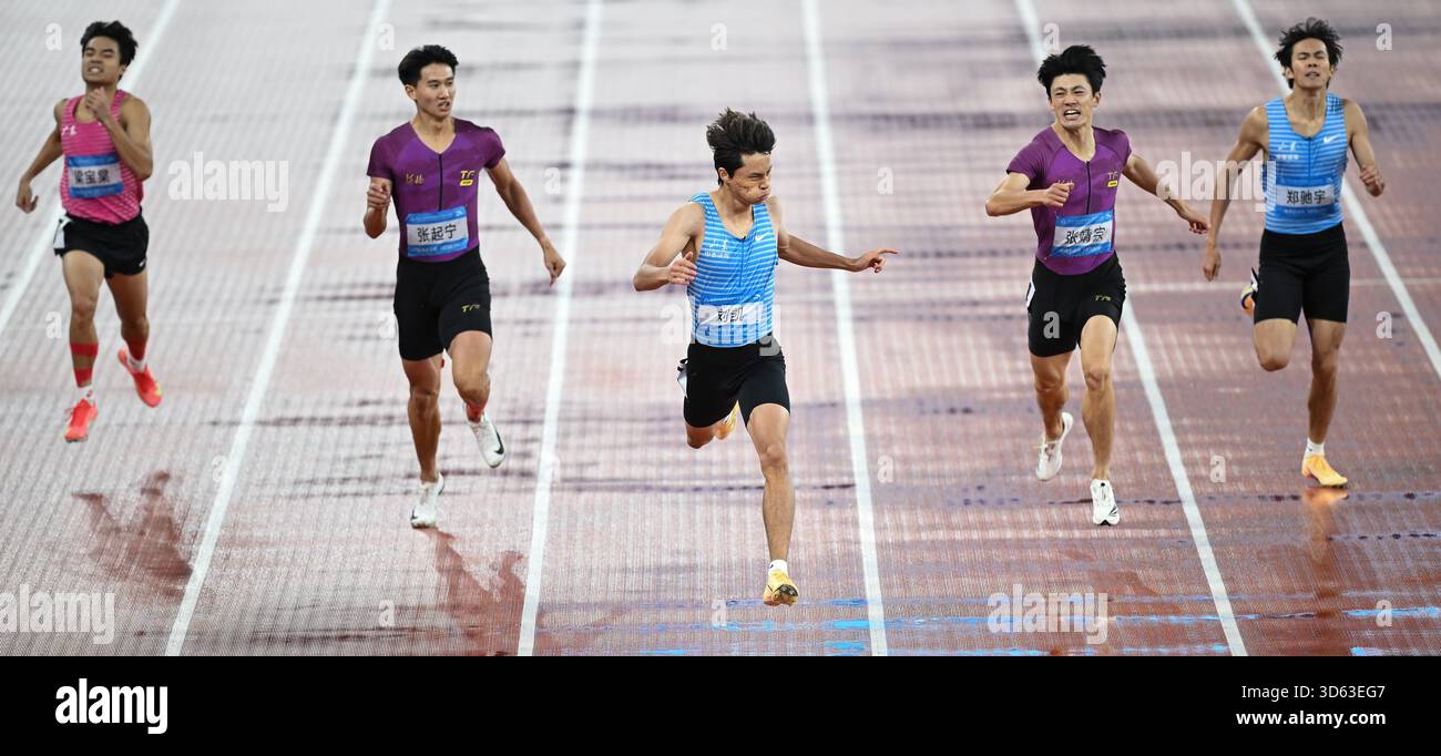 (251118) -- GUANGZHOU, Nov. 18, 2025 (Xinhua) -- Liu Kai (C) of ...