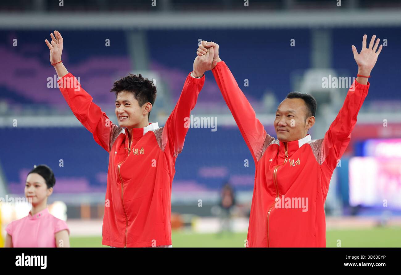 (251118) -- GUANGZHOU, Nov. 18, 2025 (Xinhua) -- Silver medalist Zhang ...