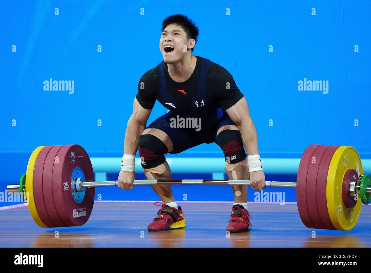 (251118) -- DONGGUAN, Nov. 18, 2025 (Xinhua) -- Li Dayin of Chongqing ...