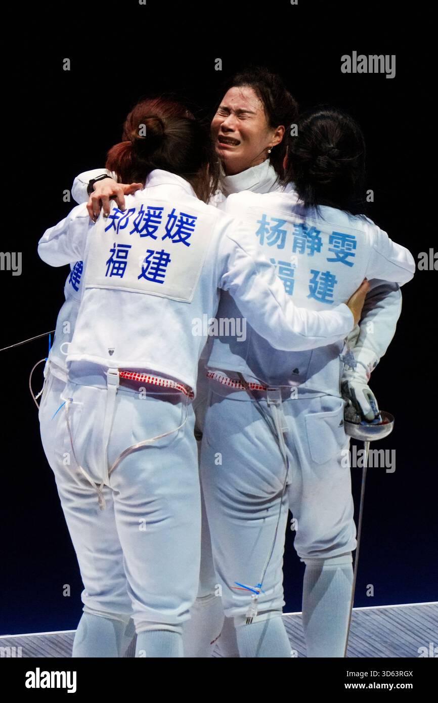 (251118) -- HONG KONG, Nov. 18, 2025 (Xinhua) -- Athletes of team ...