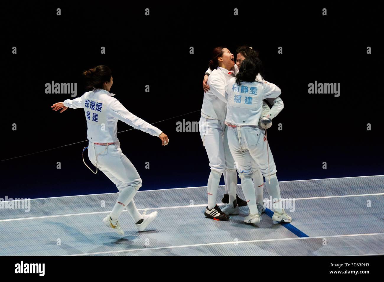 (251118) -- HONG KONG, Nov. 18, 2025 (Xinhua) -- Athletes of team ...