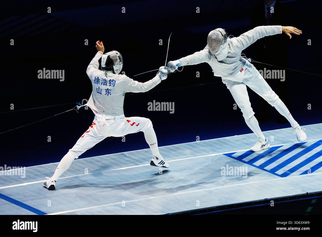 (251118) -- HONG KONG, Nov. 18, 2025 (Xinhua) -- Xu Junhao (L) of ...