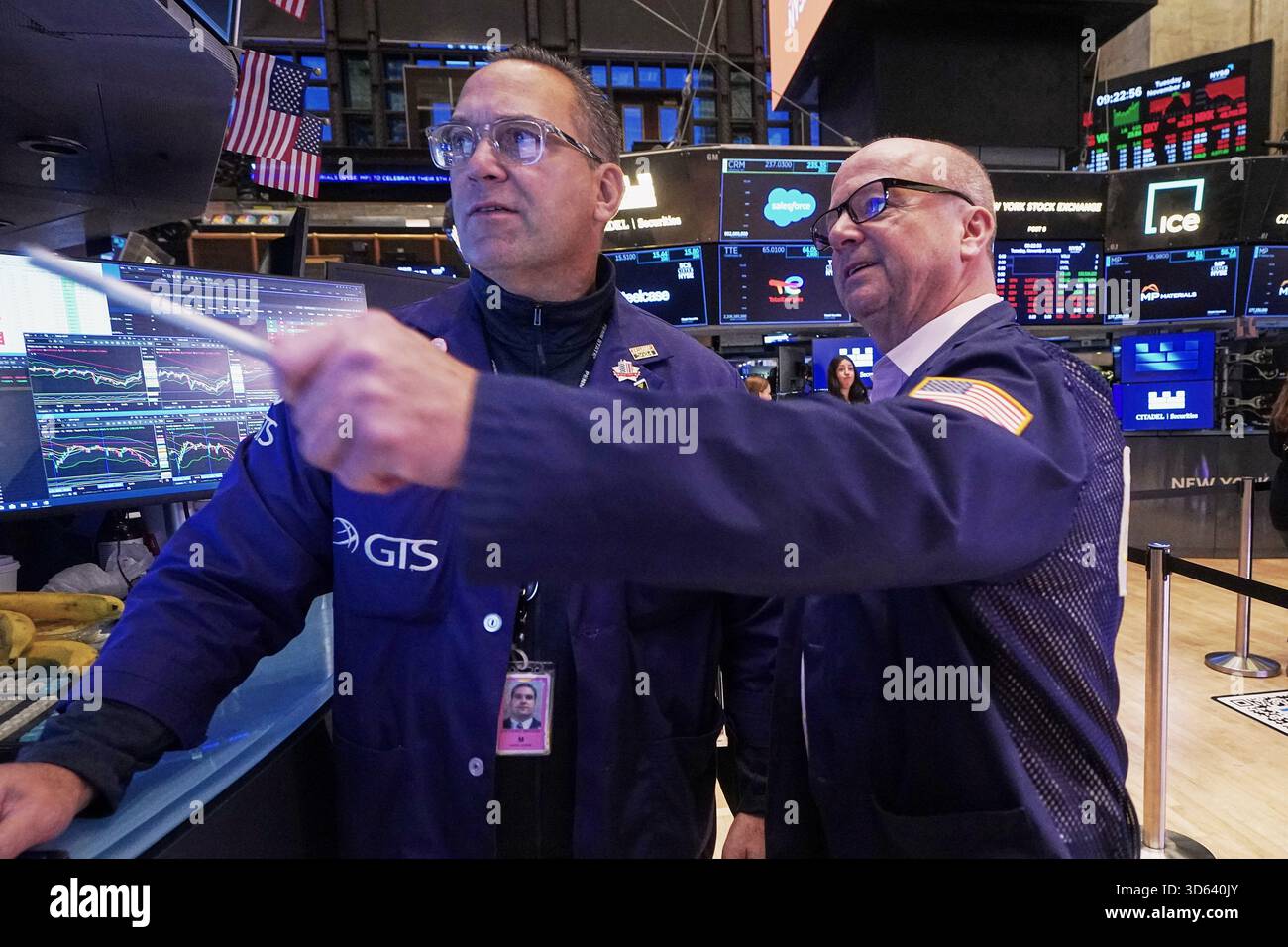 Specialist Anthony Matesic, left, and trader Patrick Casey work on the ...