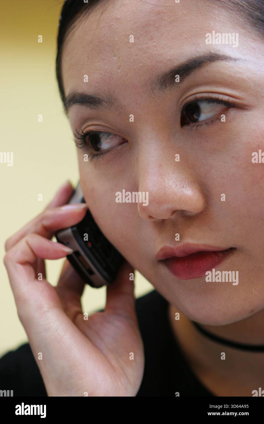 Telefon , model realase vorhanden GER, 20251030, Junge Frau beim ...