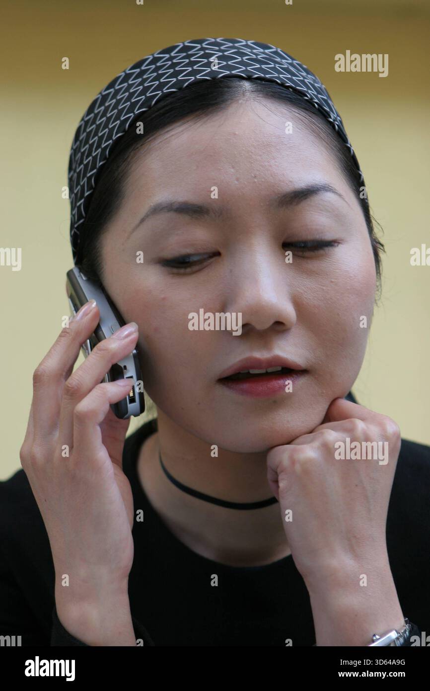 Telefon , model realase vorhanden GER, 20251030, Junge Frau beim ...