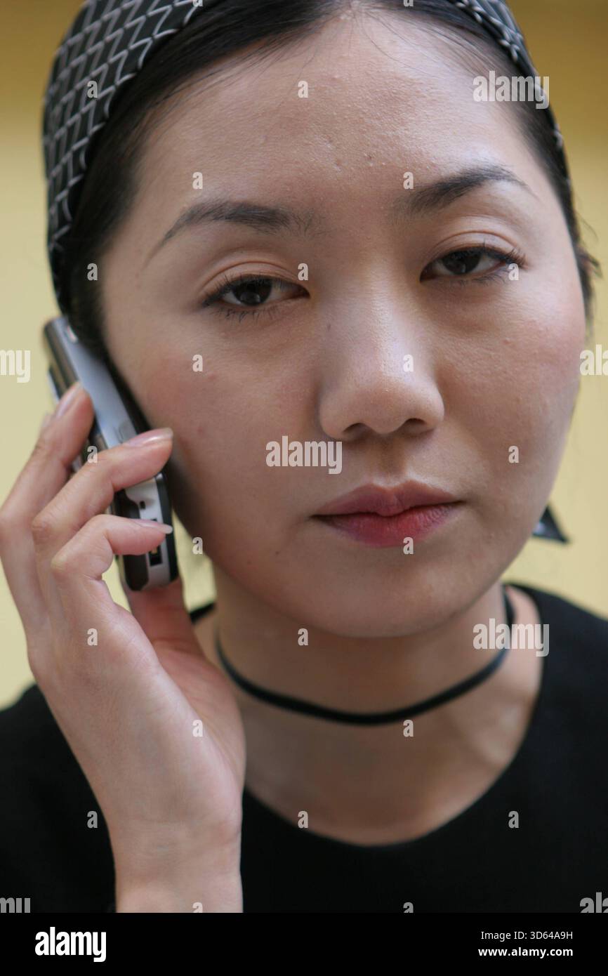 Telefon , model realase vorhanden GER, 20251030, Junge Frau beim ...