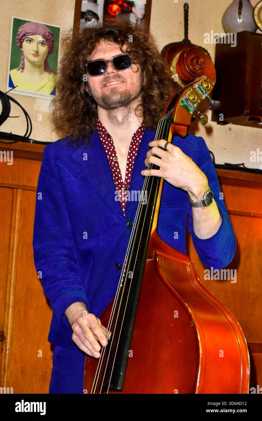 abb/ Helge Schneider und Leo am Bass der deutsche Musiker ...